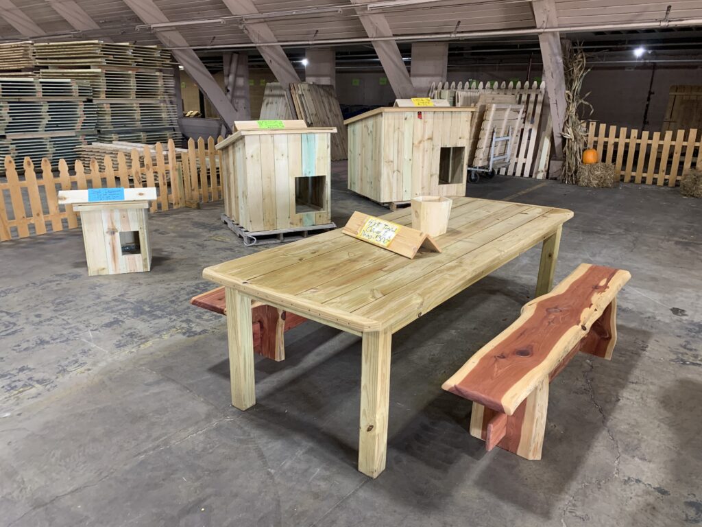 How To Choose The Right Farm Table For Your Outdoor Dining Needs ...